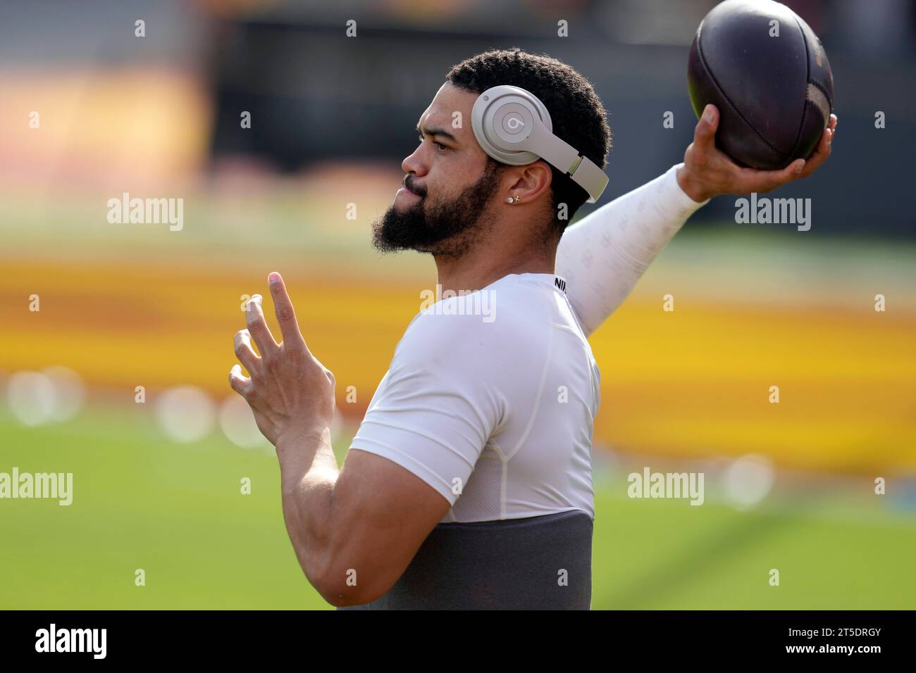 Southern California quarterback Caleb Williams (13) warms up before an ...