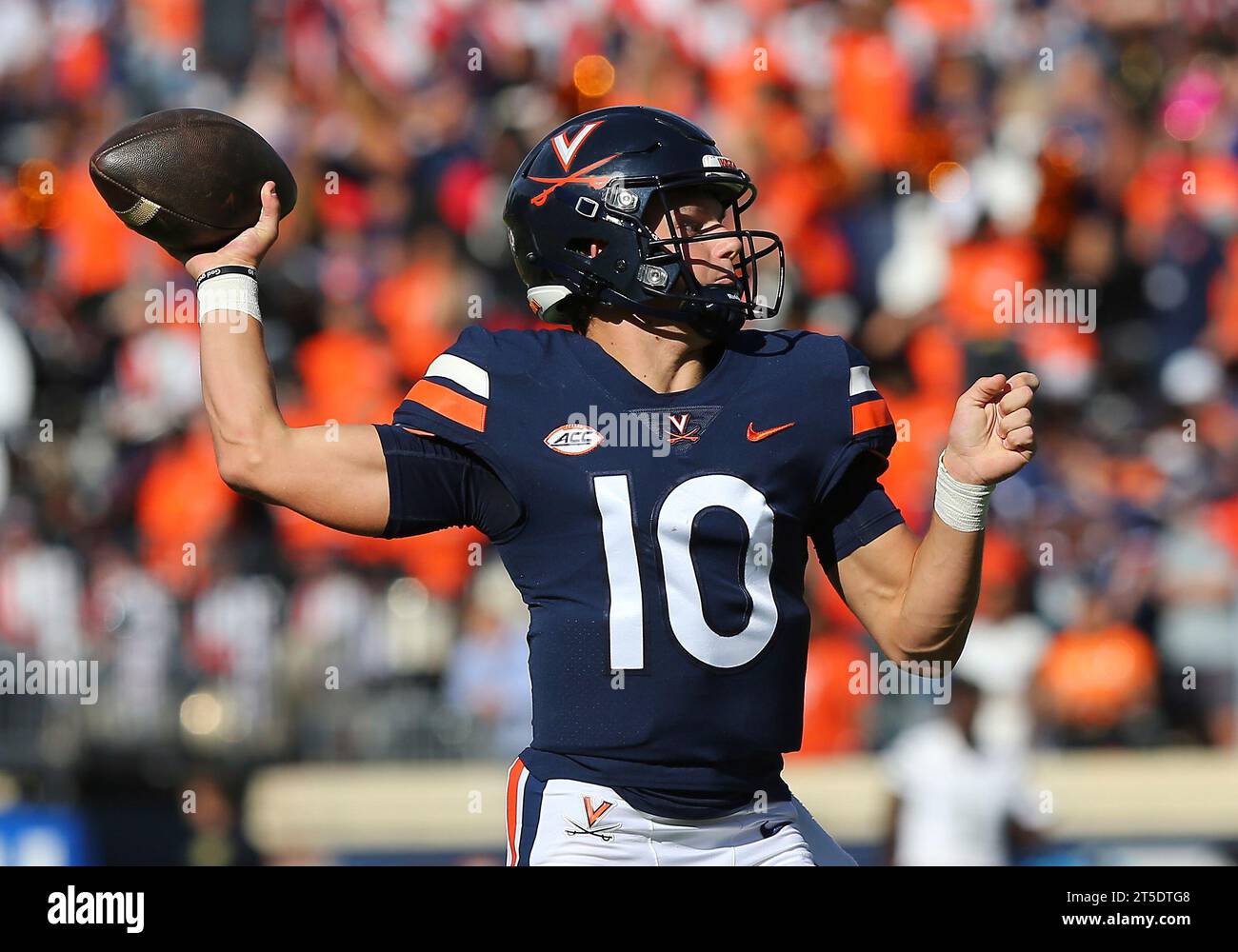 CHARLOTTESVILLE, VA - NOVEMBER 04: Virginia Cavaliers quarterback ...