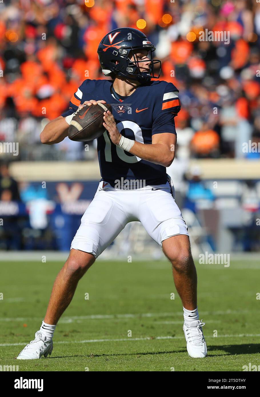 CHARLOTTESVILLE, VA - NOVEMBER 04: Virginia Cavaliers quarterback ...