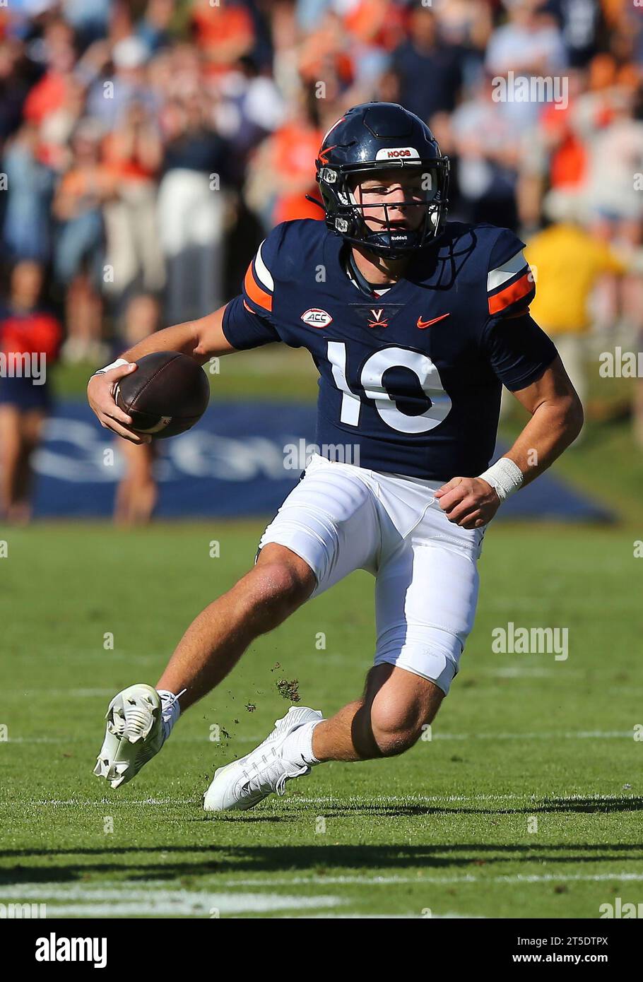 CHARLOTTESVILLE, VA - NOVEMBER 04: Virginia Cavaliers quarterback ...