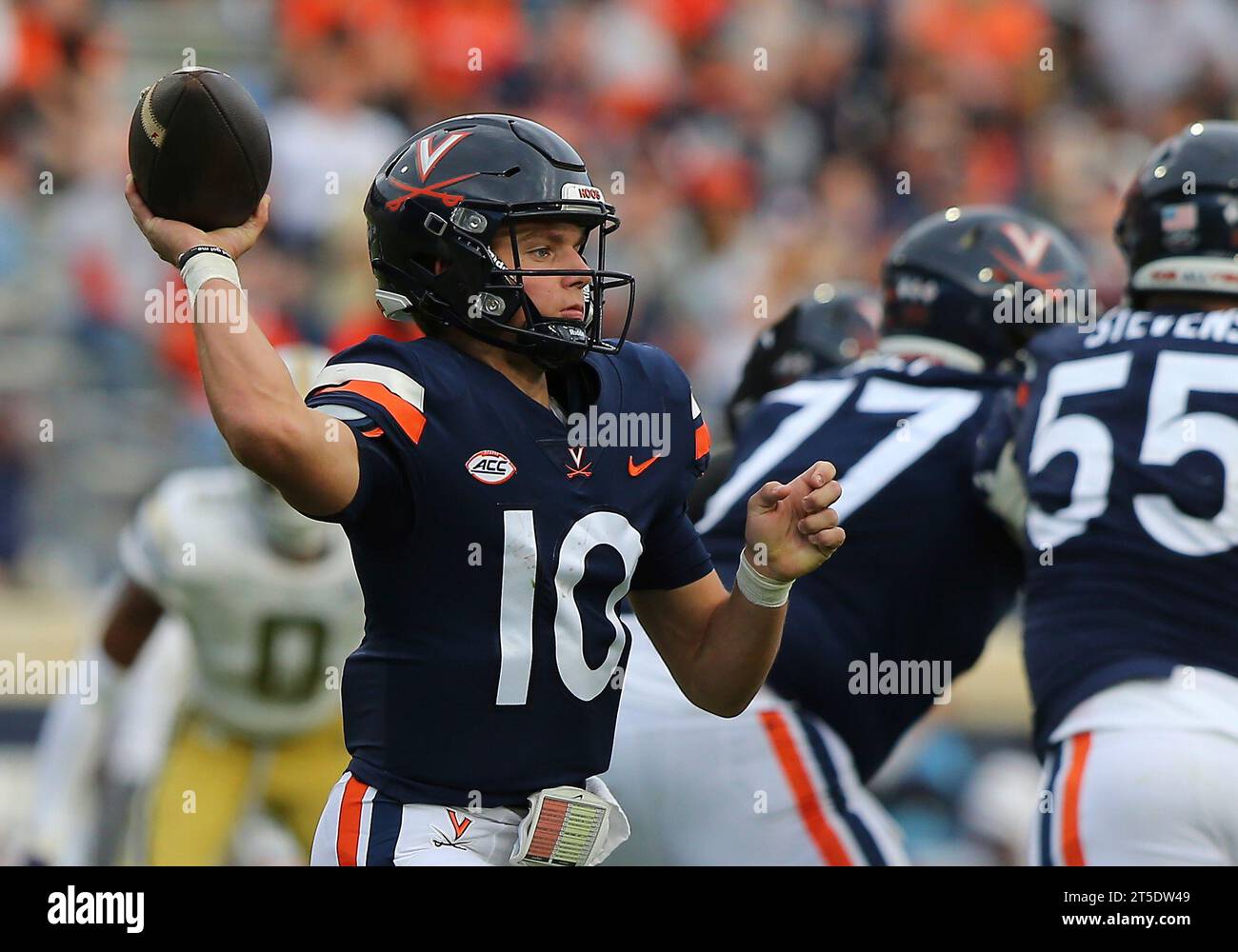 CHARLOTTESVILLE, VA - NOVEMBER 04: Virginia Cavaliers quarterback ...