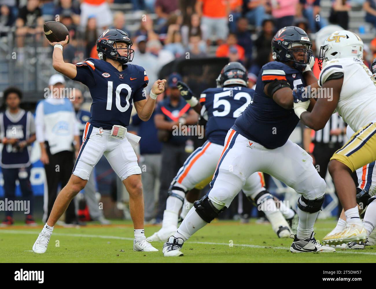 CHARLOTTESVILLE, VA - NOVEMBER 04: Virginia Cavaliers quarterback ...