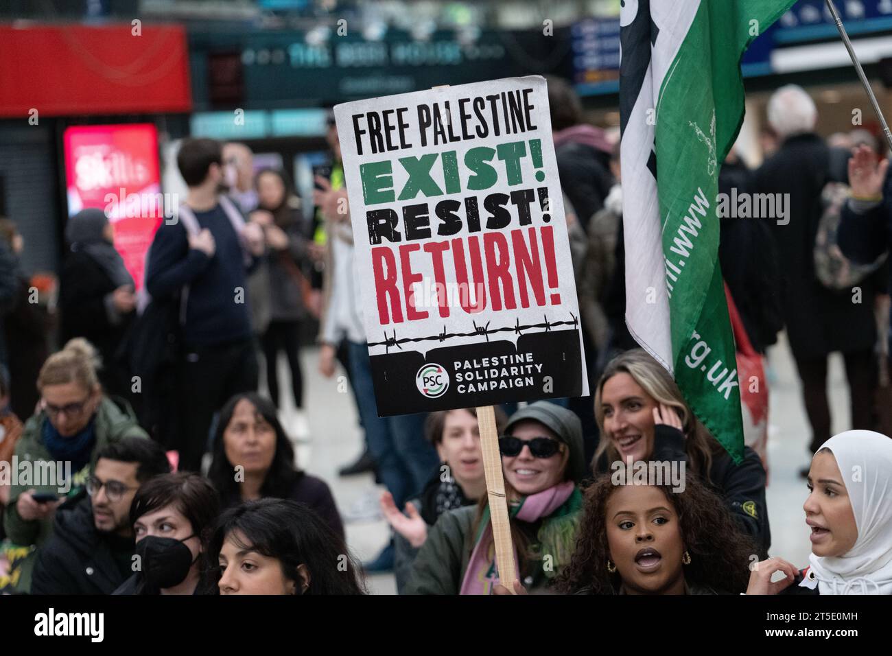 Sit down war hi-res stock photography and images - Alamy