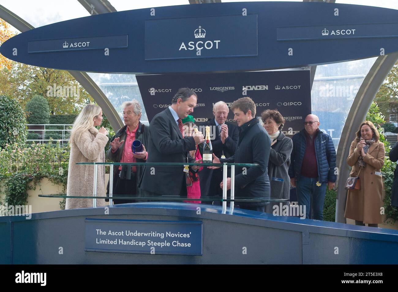 Racegoers at newbury racecourse hi-res stock photography and images - Alamy