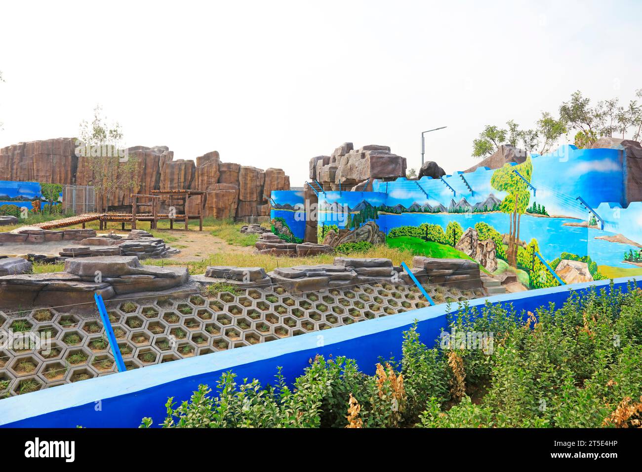 Zoo facilities hi-res stock photography and images - Alamy