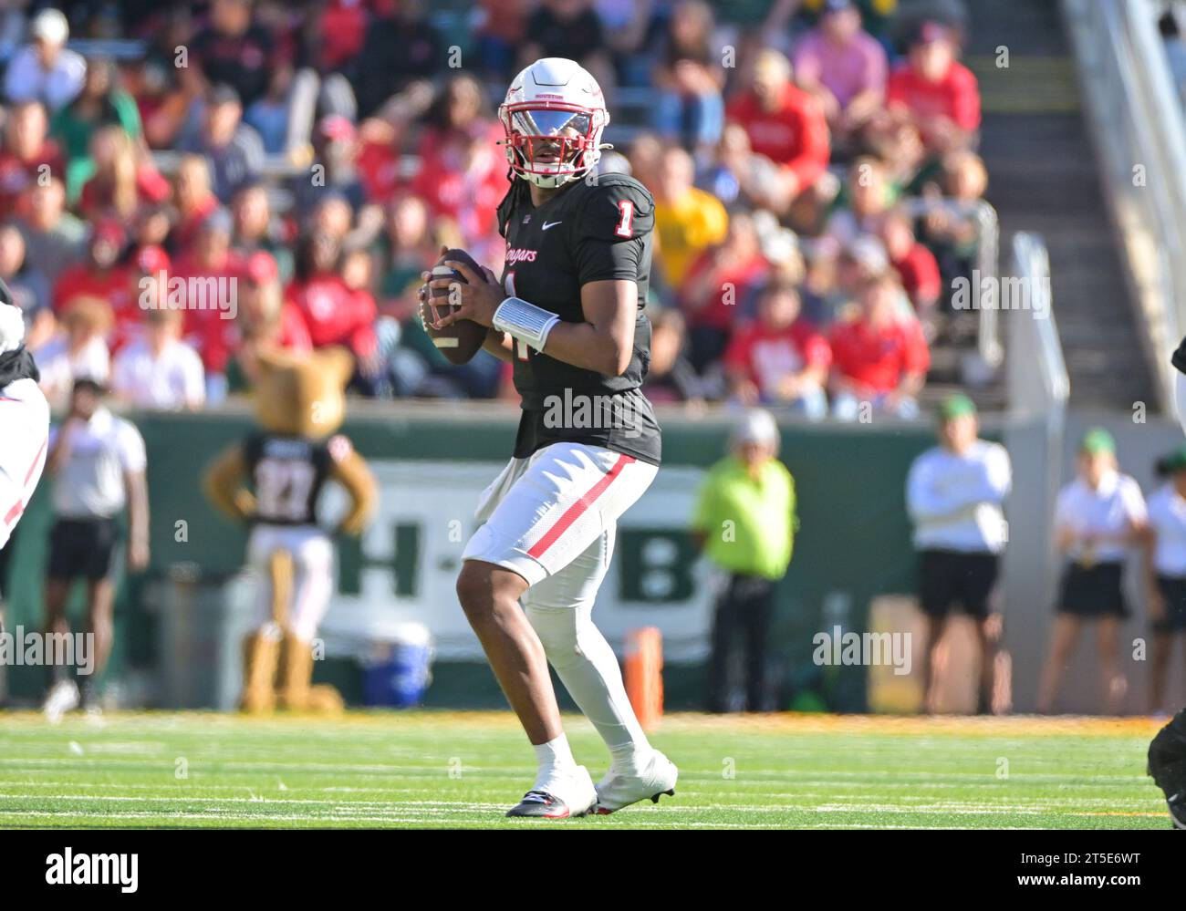 November 4 2023: Houston Cougars quarterback Donovan Smith (1) drops ...