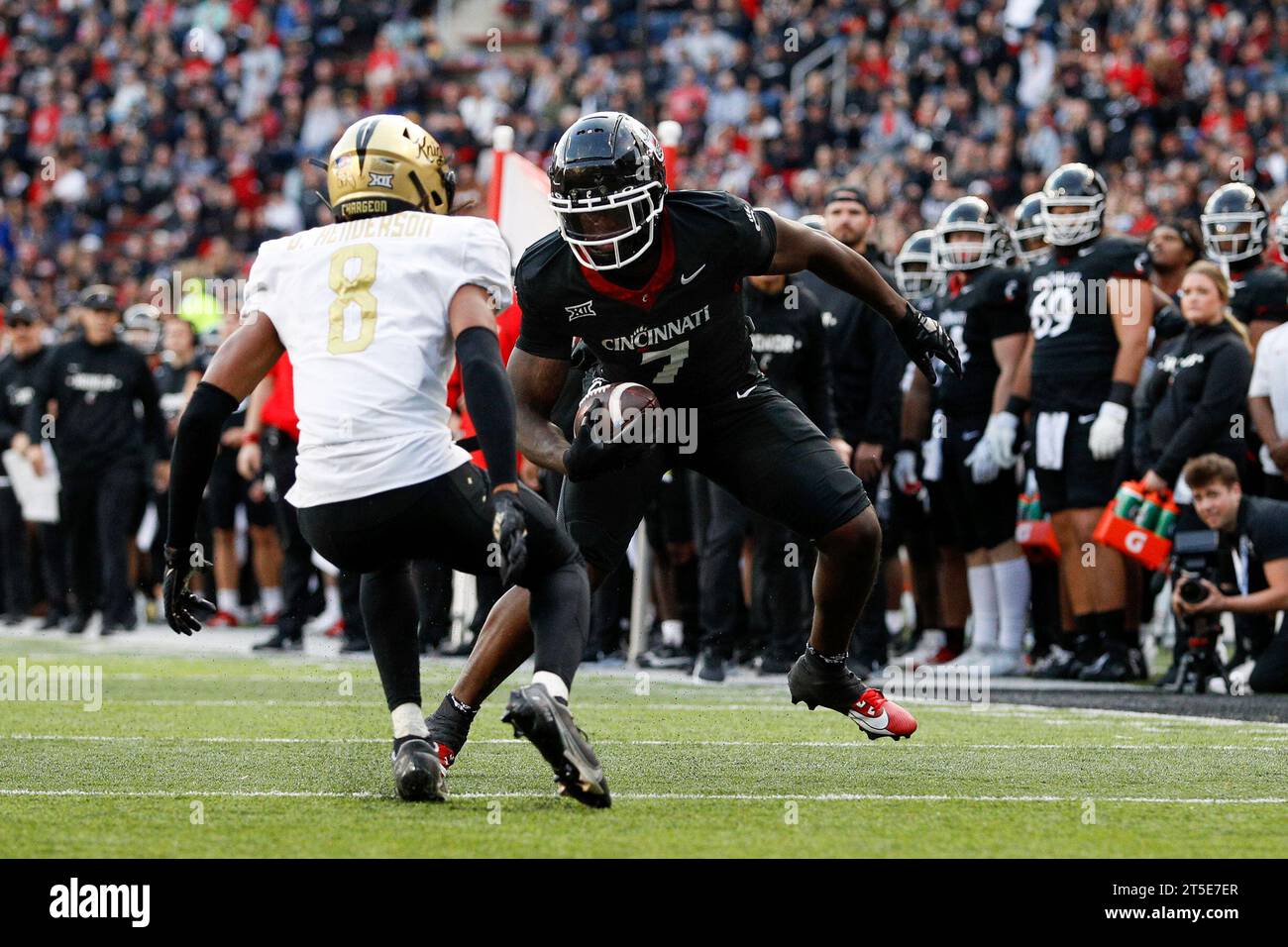 CINCINNATI, OH - NOVEMBER 04: Cincinnati Bearcats tight end Chamon ...