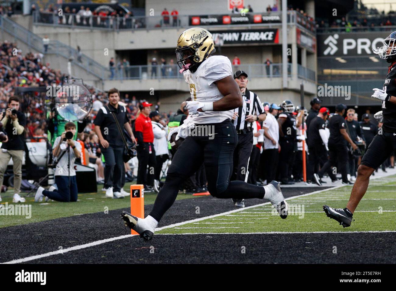 CINCINNATI, OH - NOVEMBER 04: UCF Knights running back RJ Harvey (7 ...