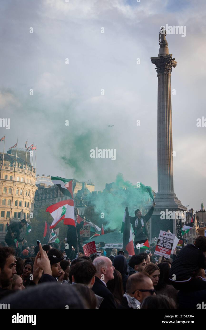 London, UK. 4th Nov, 2023. Thousands have gathered in Trafalgar Square ...