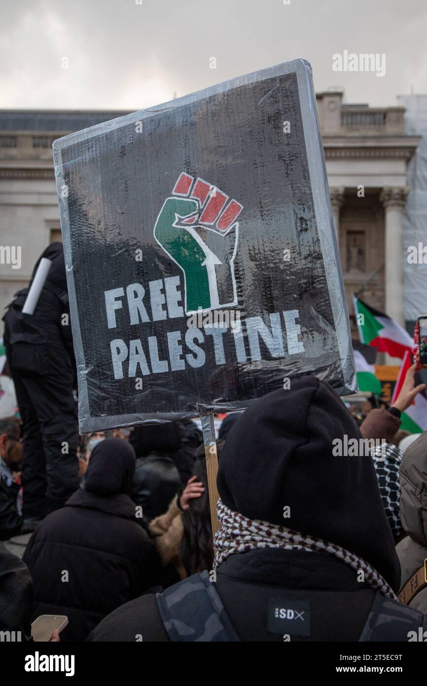 London, UK. 4th Nov, 2023. Protesters are holding up signs in Trafalgar ...