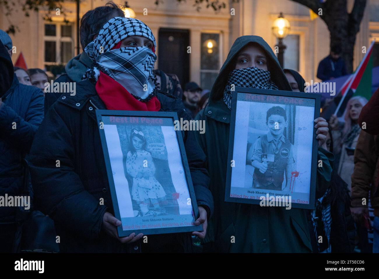 London, UK. 4th Nov, 2023. Thousands have gathered in Trafalgar Square ...