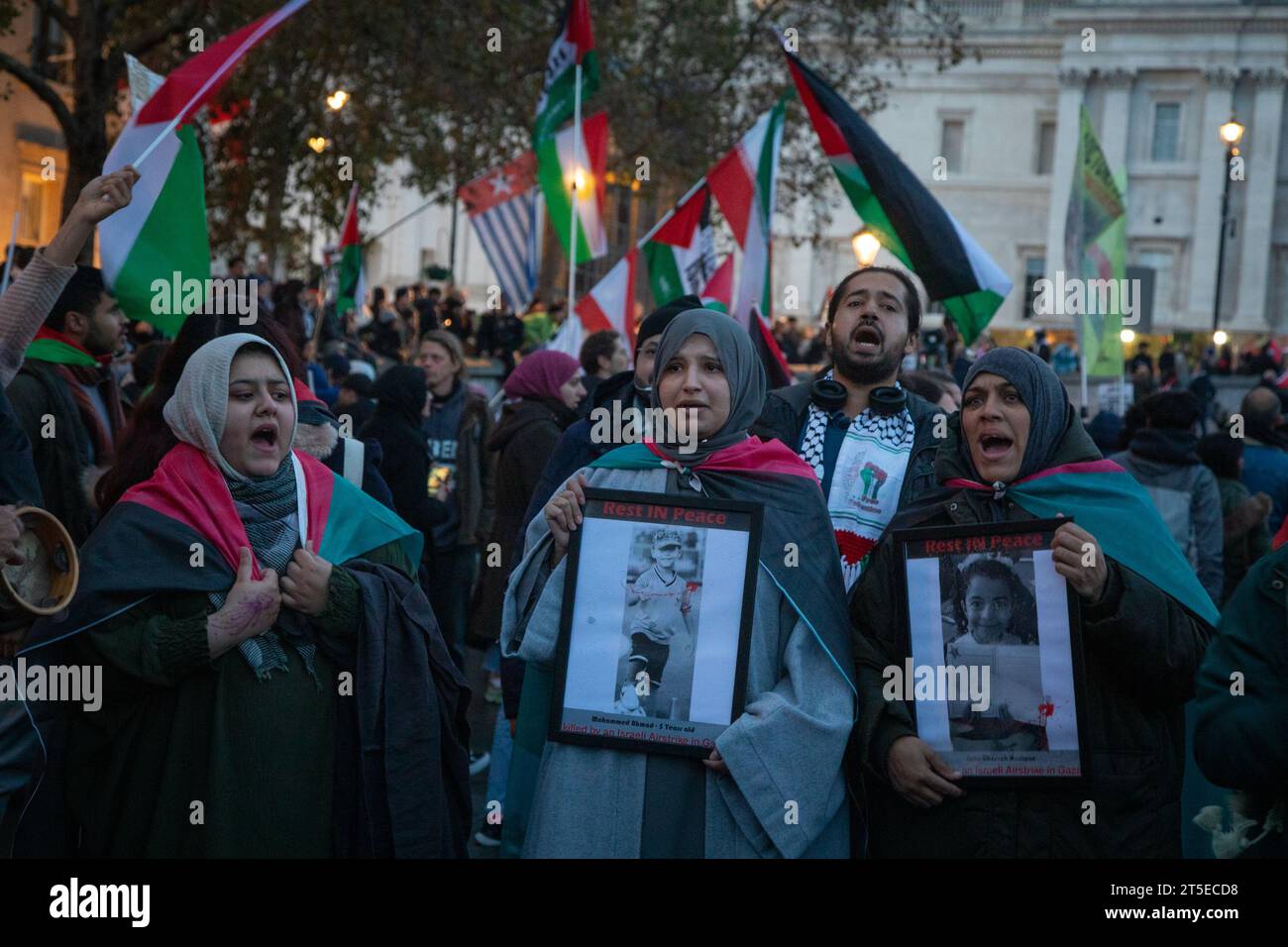 London, UK. 4th Nov, 2023. Thousands have gathered in Trafalgar Square ...