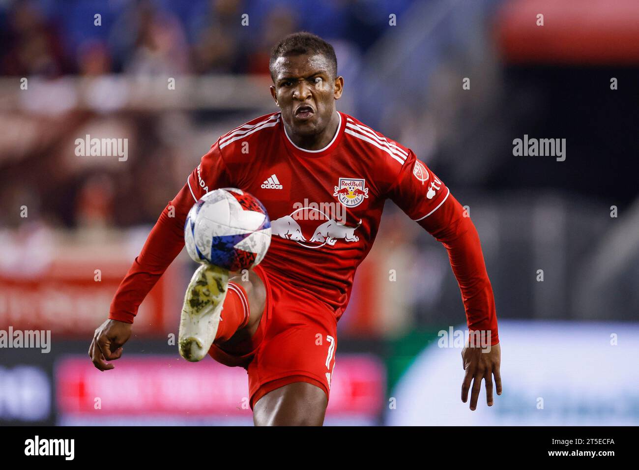 New York Red Bulls forward Elias Manoel controls the ball against FC ...