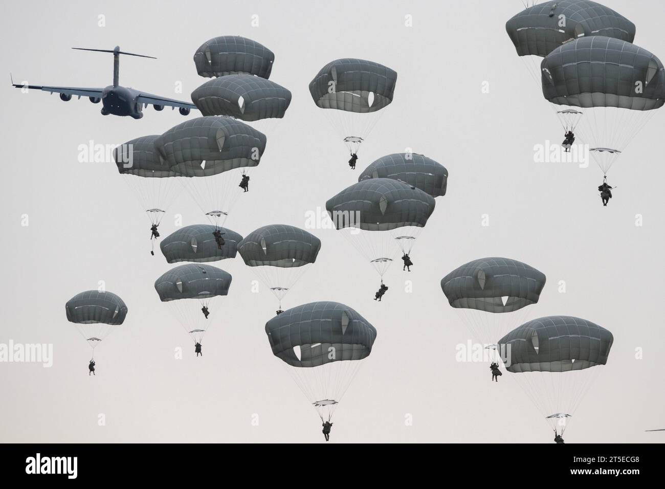 U.S. Army paratroopers with the 2nd Infantry Brigade Combat Team ...