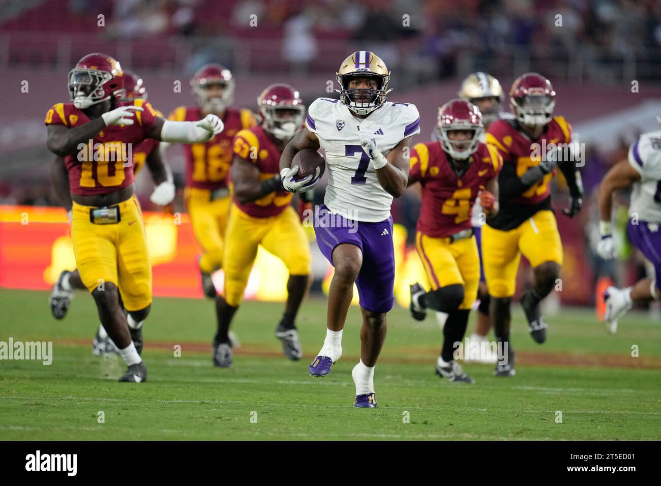 Washington running back Dillon Johnson (7) runs for a touchdown during ...