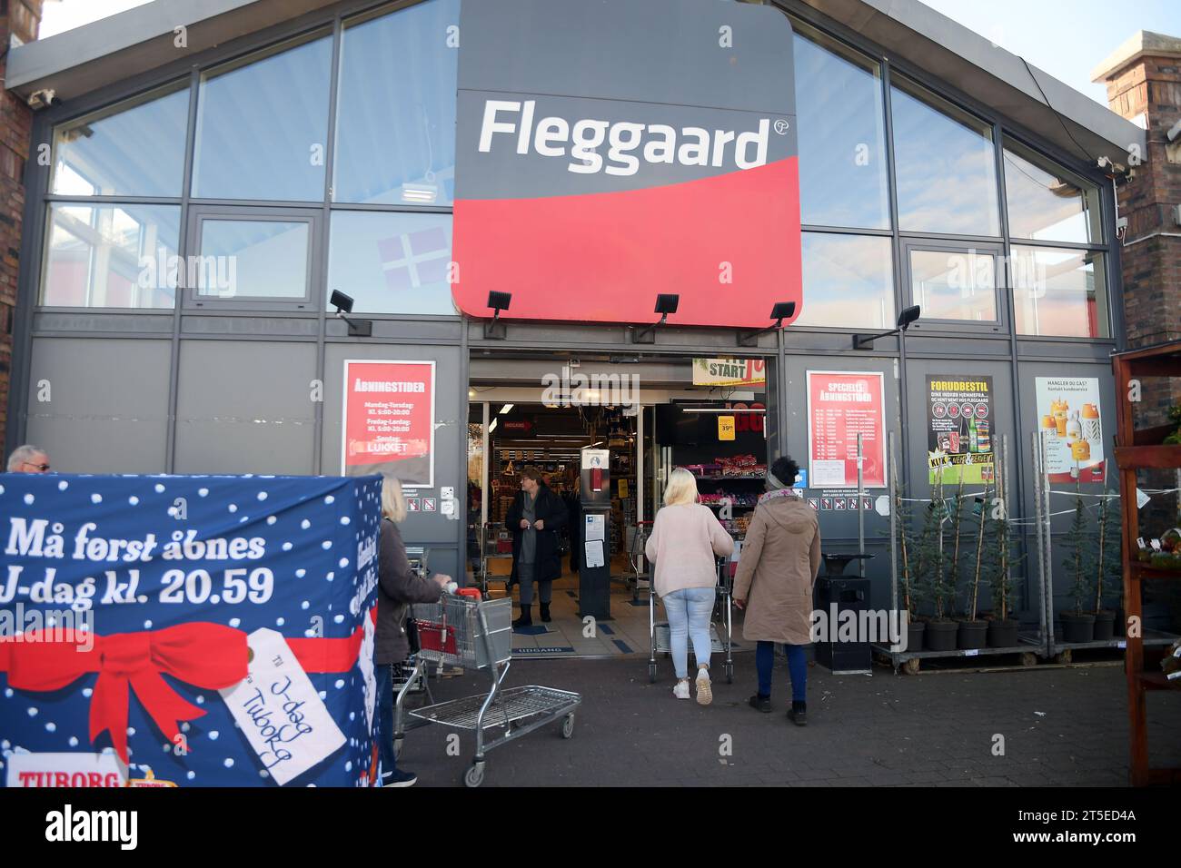 Burger/Fehmarn/Germany/04 November 2023/.Christmas shoppers at border ...