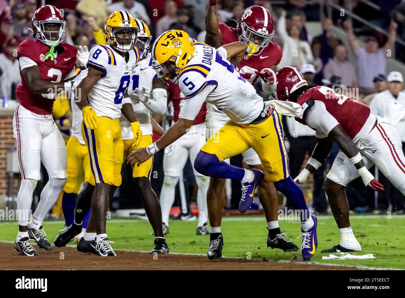 LSU quarterback Jayden Daniels (5) runs the ball for a touchdown ...