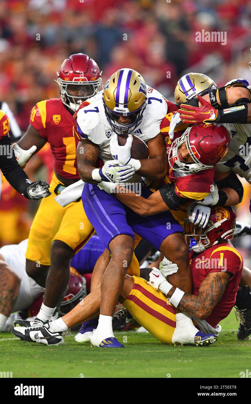 LOS ANGELES, CA - NOVEMBER 04: Washington Huskies running back Dillon ...