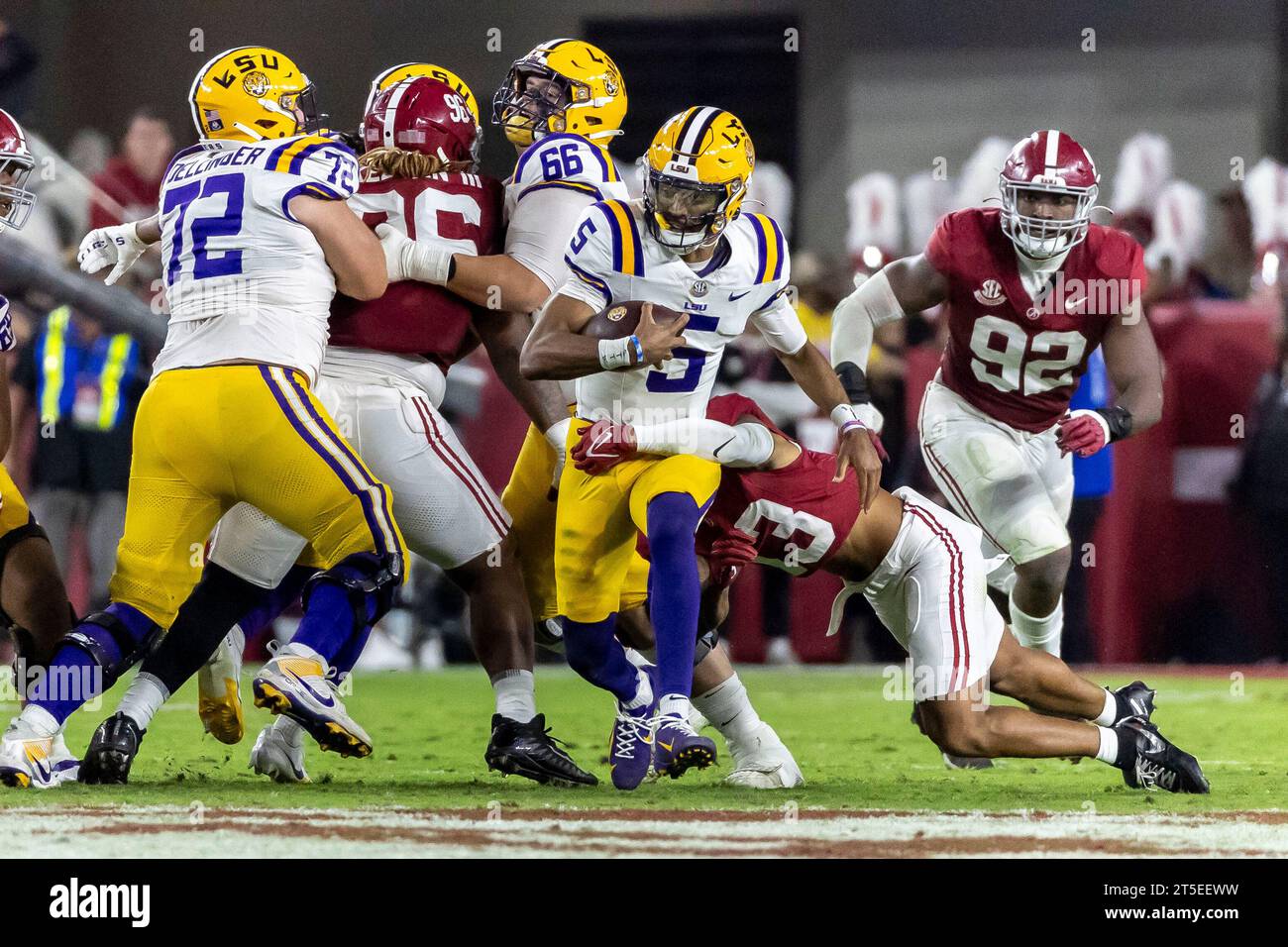 LSU quarterback Jayden Daniels (5) runs the ball as Alabama defensive ...