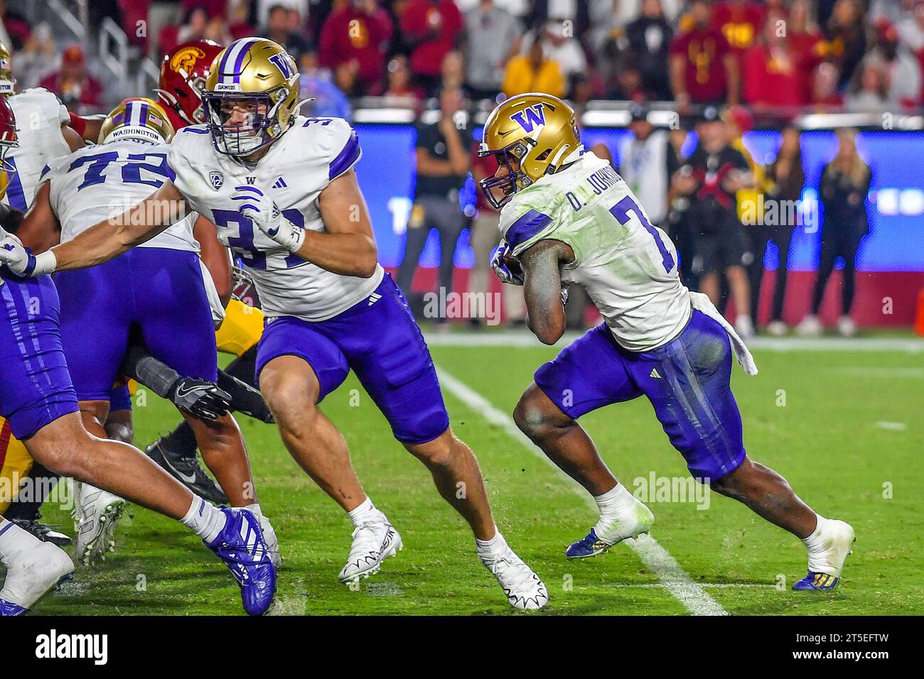 Los Angeles, CA. 4th Nov, 2023. Washington Huskies running back Dillon ...
