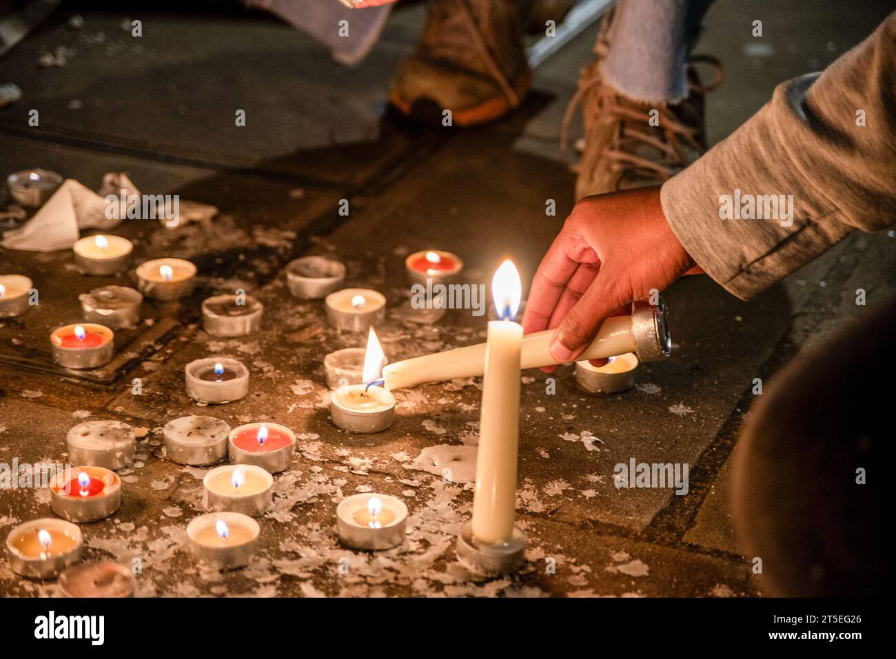 London, UK. 04th Nov, 2023. Activist lights up a candle for the ...