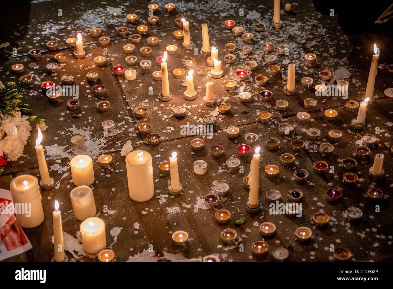 London, UK. 04th Nov, 2023. Candles and tea candles are burning for the ...