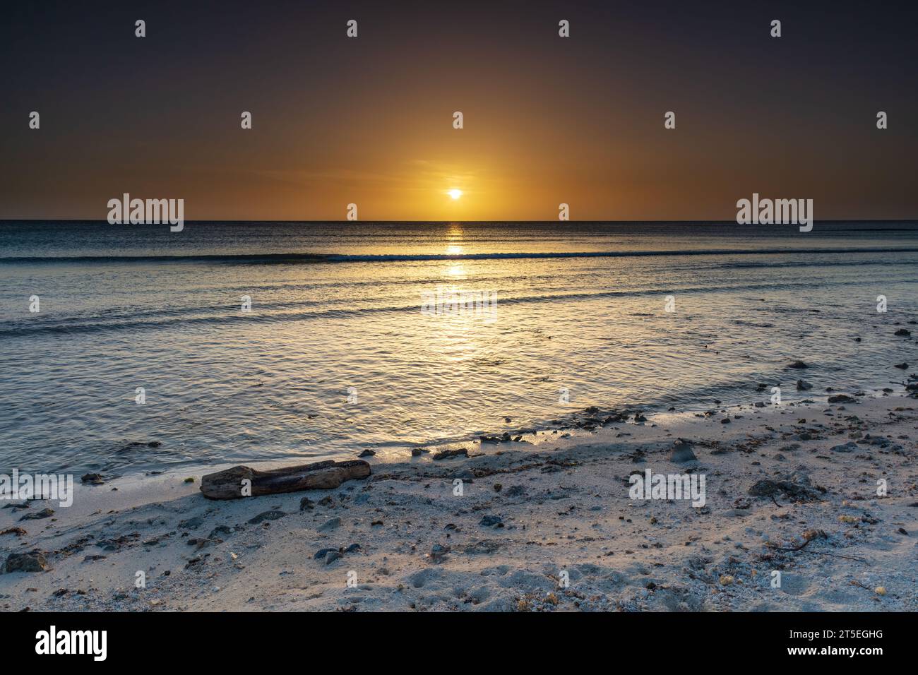 Littered beach hi-res stock photography and images - Alamy