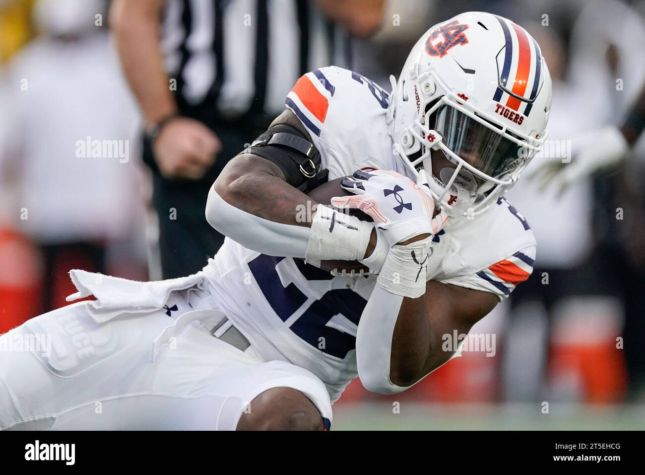 Auburn running back Jarquez Hunter (27) runs the ball against ...