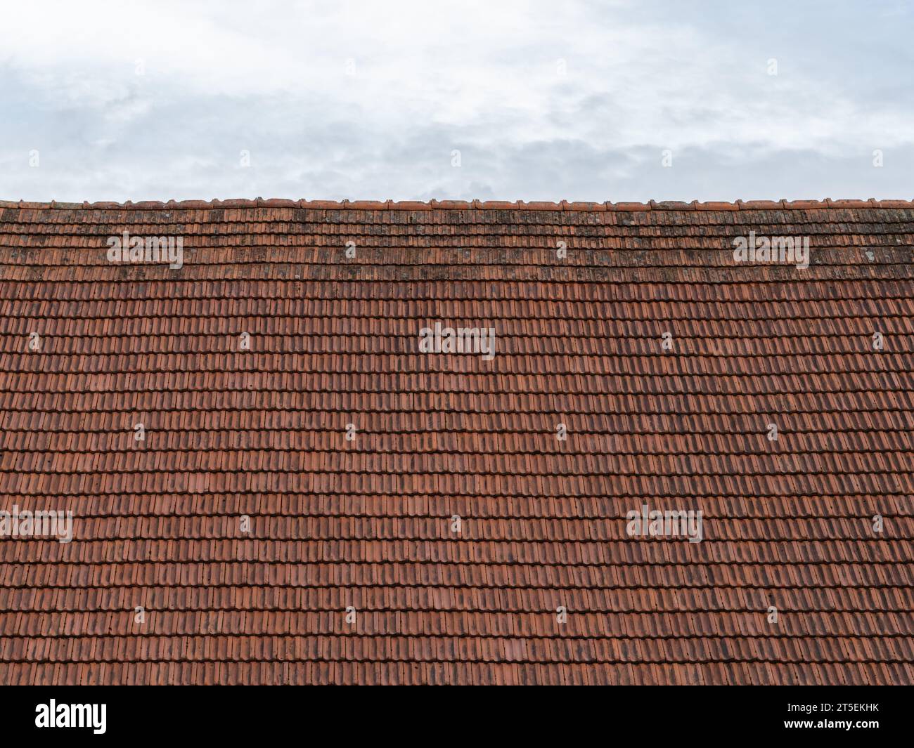 Overlapping roof tiles hi-res stock photography and images - Alamy