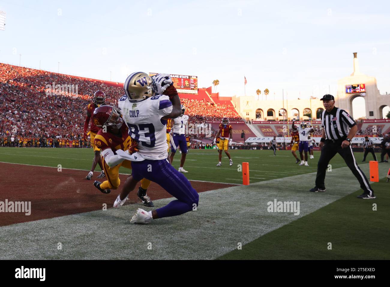 Los Angeles, California, USA. 4th Nov, 2023. Washington tight end DEVIN ...