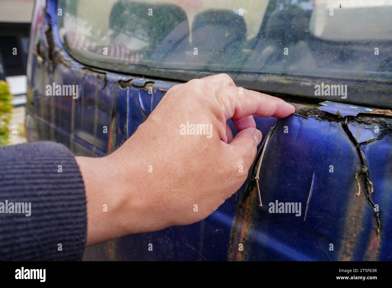 Car stripping hi-res stock photography and images - Alamy