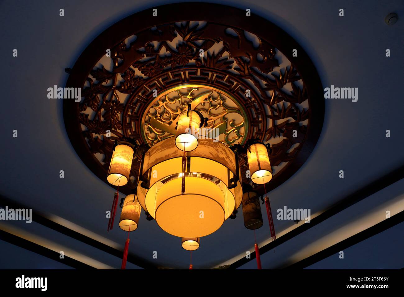 Chinese traditional style lamps and lanterns Stock Photo - Alamy