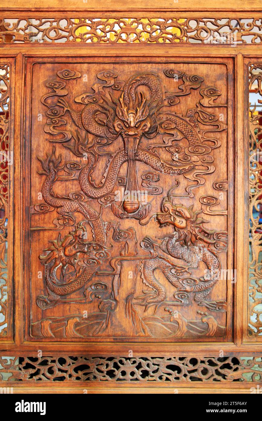 Chinese traditional wood carving arts and crafts Stock Photo - Alamy