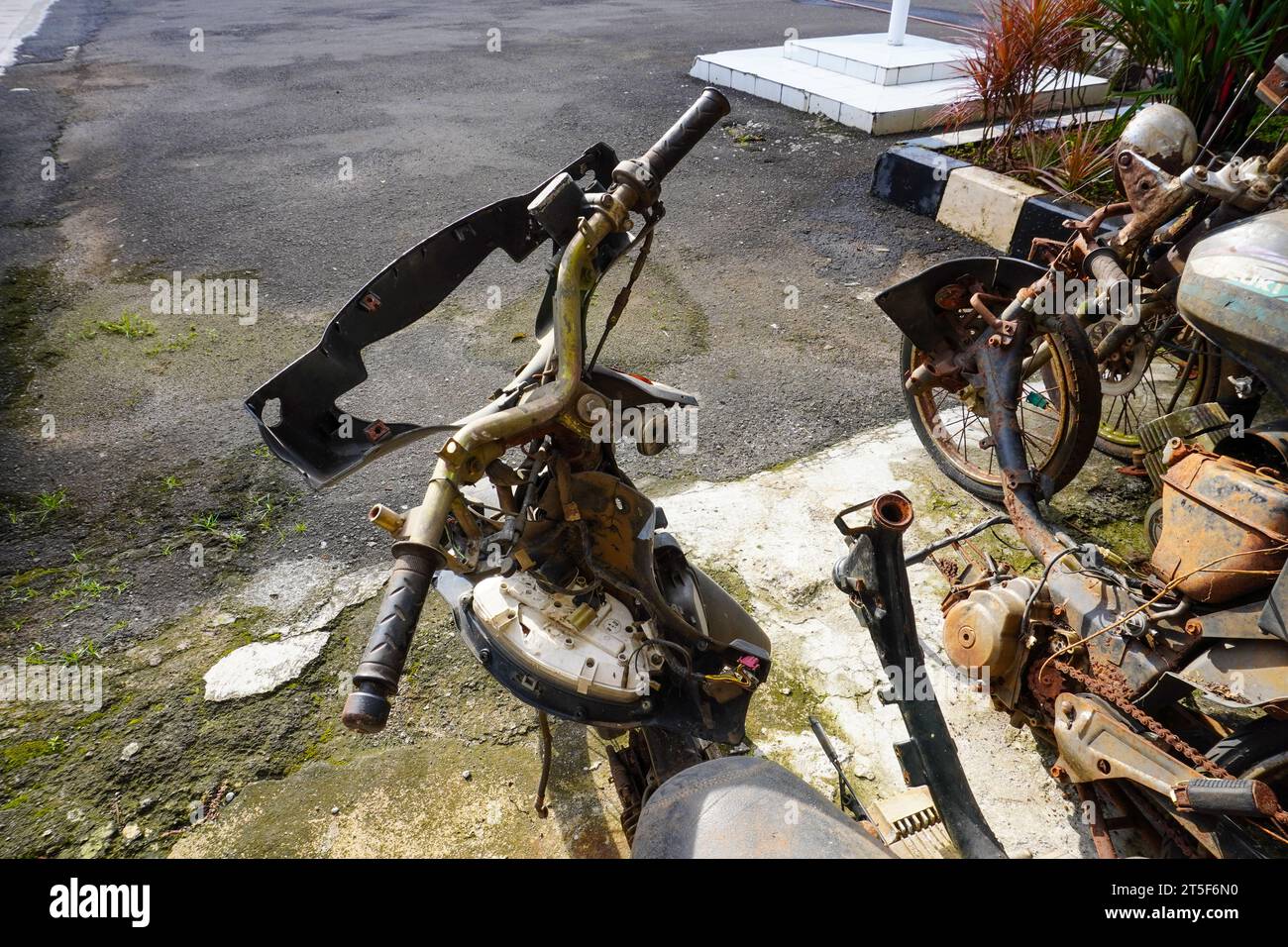 The motorbike carcass was old and badly rusted Stock Photo - Alamy