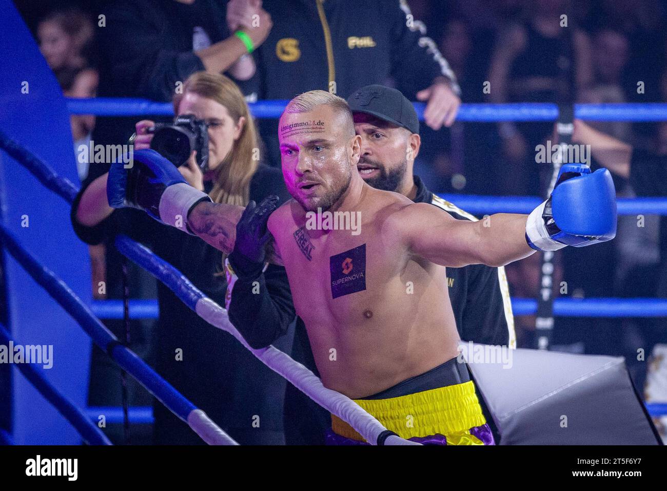 Influencer pr hi-res stock photography and images - Alamy