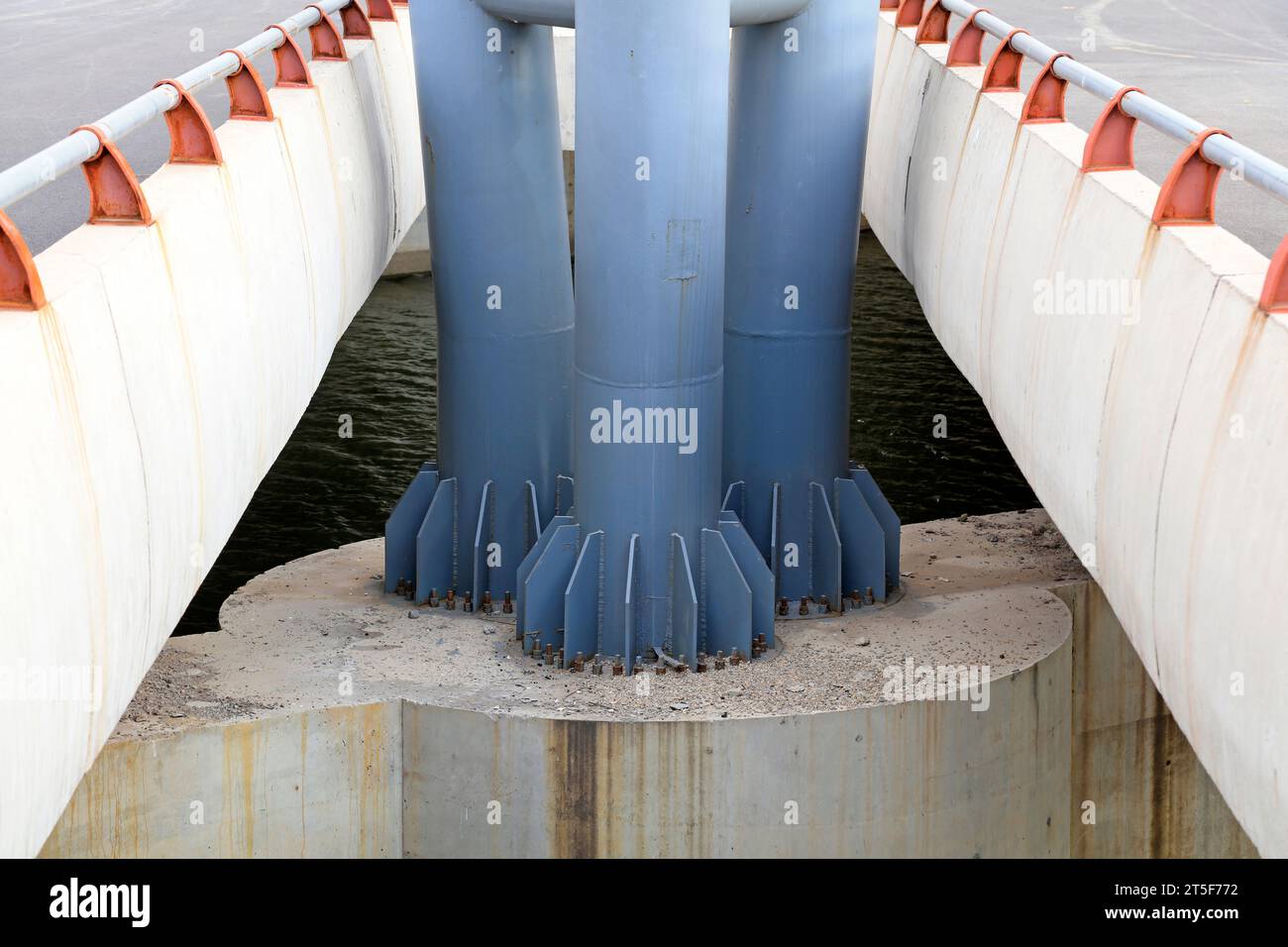 Sturdy foundation hi-res stock photography and images - Alamy