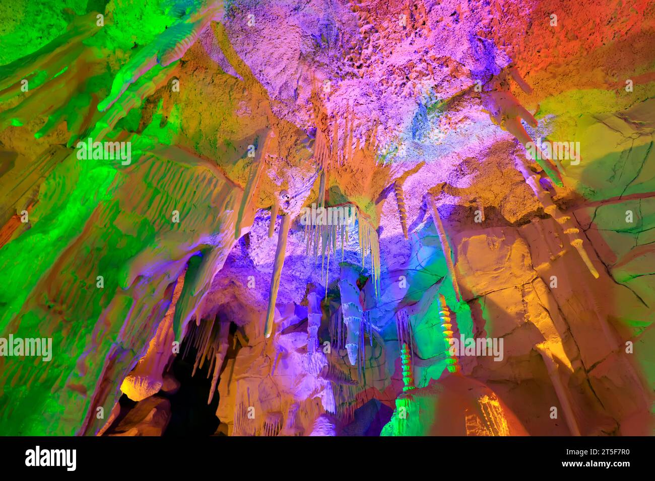 Cave stalactites stalagmites pillar hi-res stock photography and images ...
