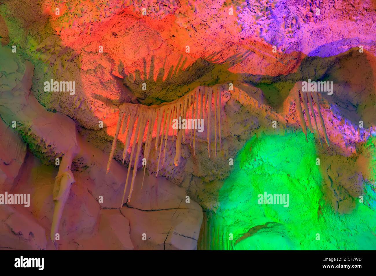 Cave stalactites stalagmites pillar hi-res stock photography and images ...