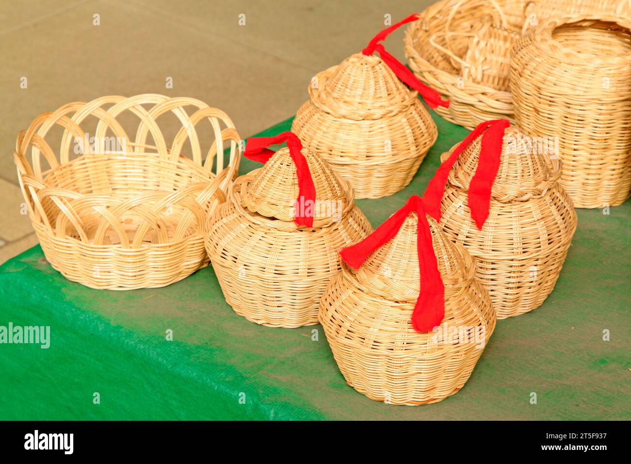 Weaving crafts hi-res stock photography and images - Alamy