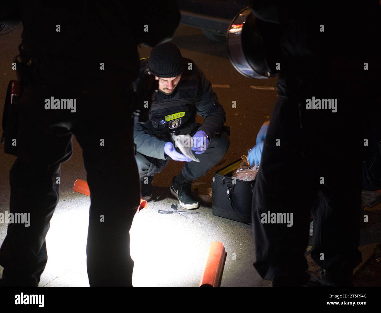 Berlin, Germany. 04th Nov, 2023. Officers from the Berlin Criminal ...