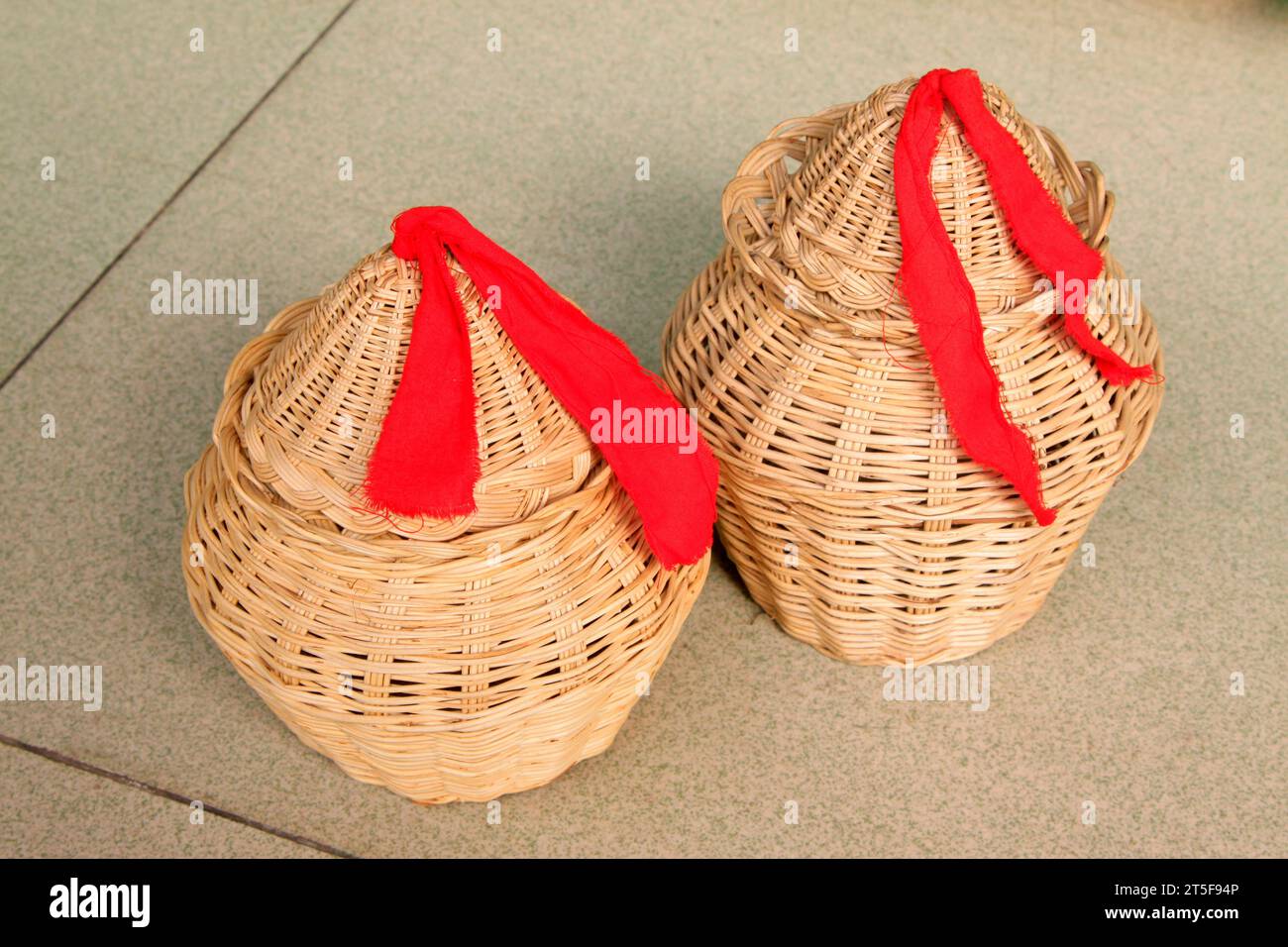 wicker weaving crafts in a market Stock Photo - Alamy