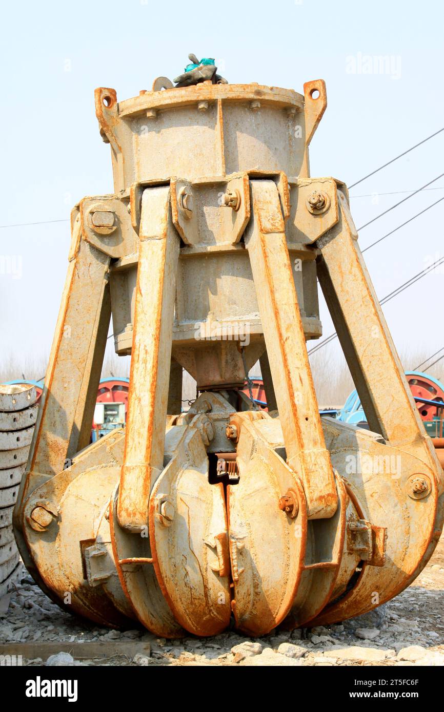 brown industrial claw, used to unload rocks, coal and other minerals in ...