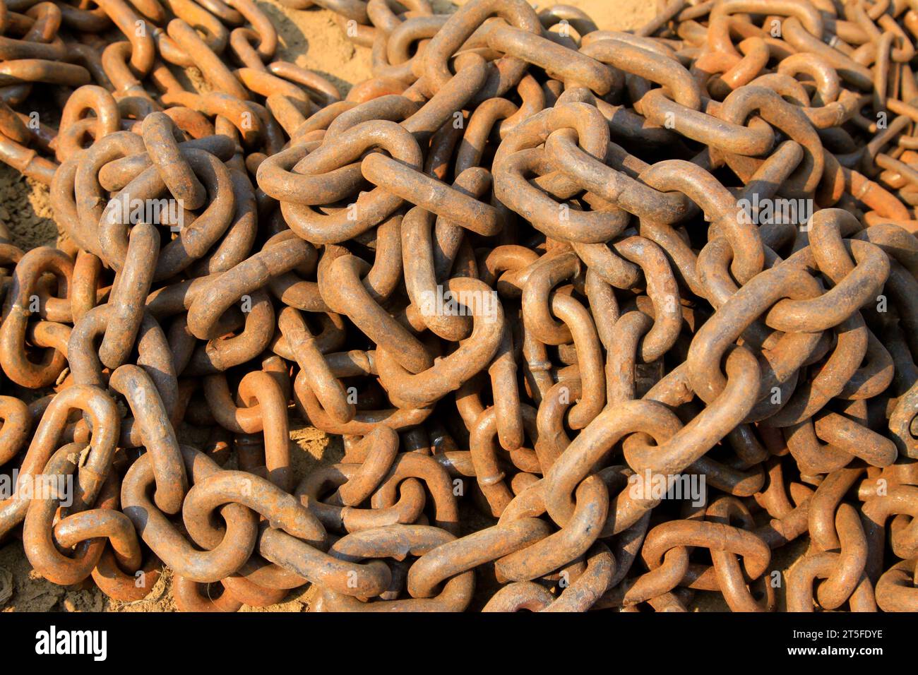Rusting chain closeup hi-res stock photography and images - Alamy