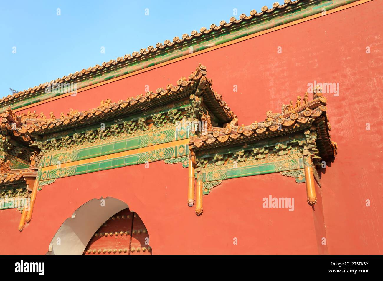 BEIJING - DECEMBER 22: The Shouhuang Temple colorful glaze door ...