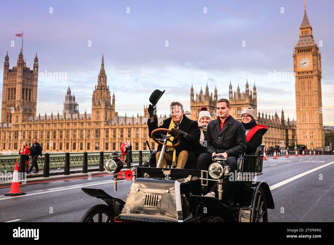 London, UK. 05th Nov, 2023. A 1900 Daimler on Westminster Bridge with ...