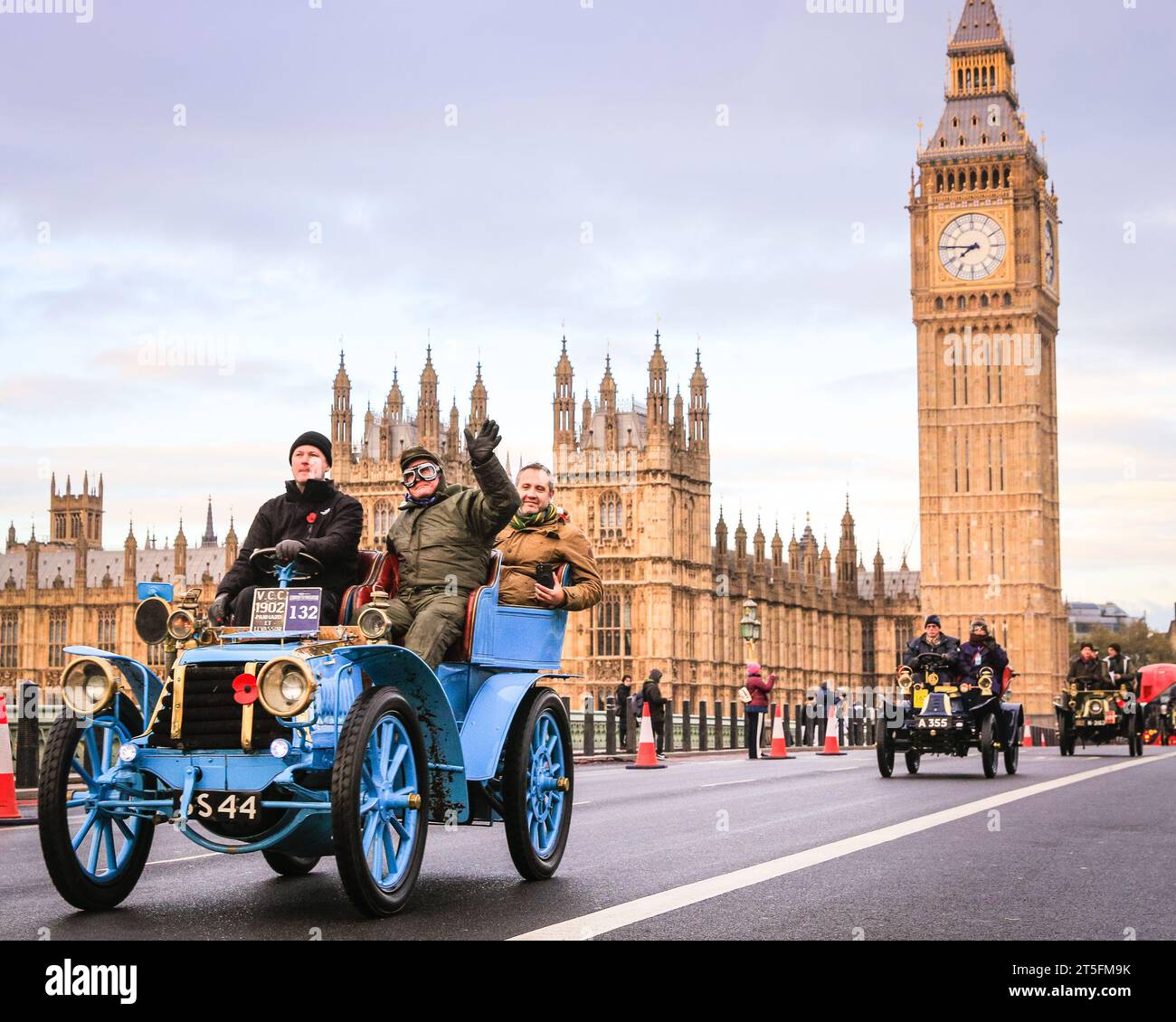 London, UK. 05th Nov, 2023. A 1902 Panhard et Levassor leads a group of ...