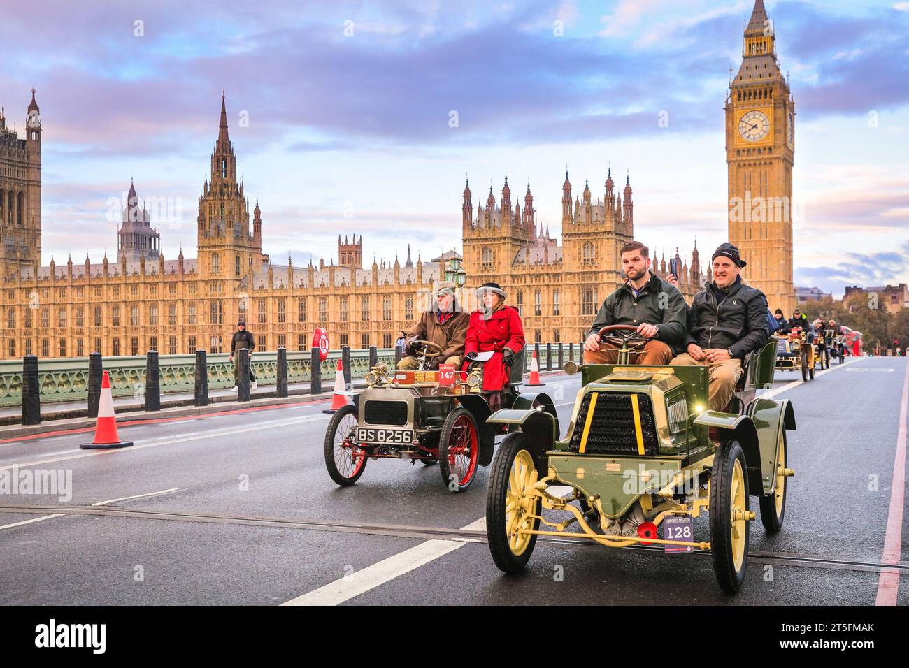 London, UK. 05th Nov, 2023. A 1903 Humberette and a 1902 Boyer (right ...
