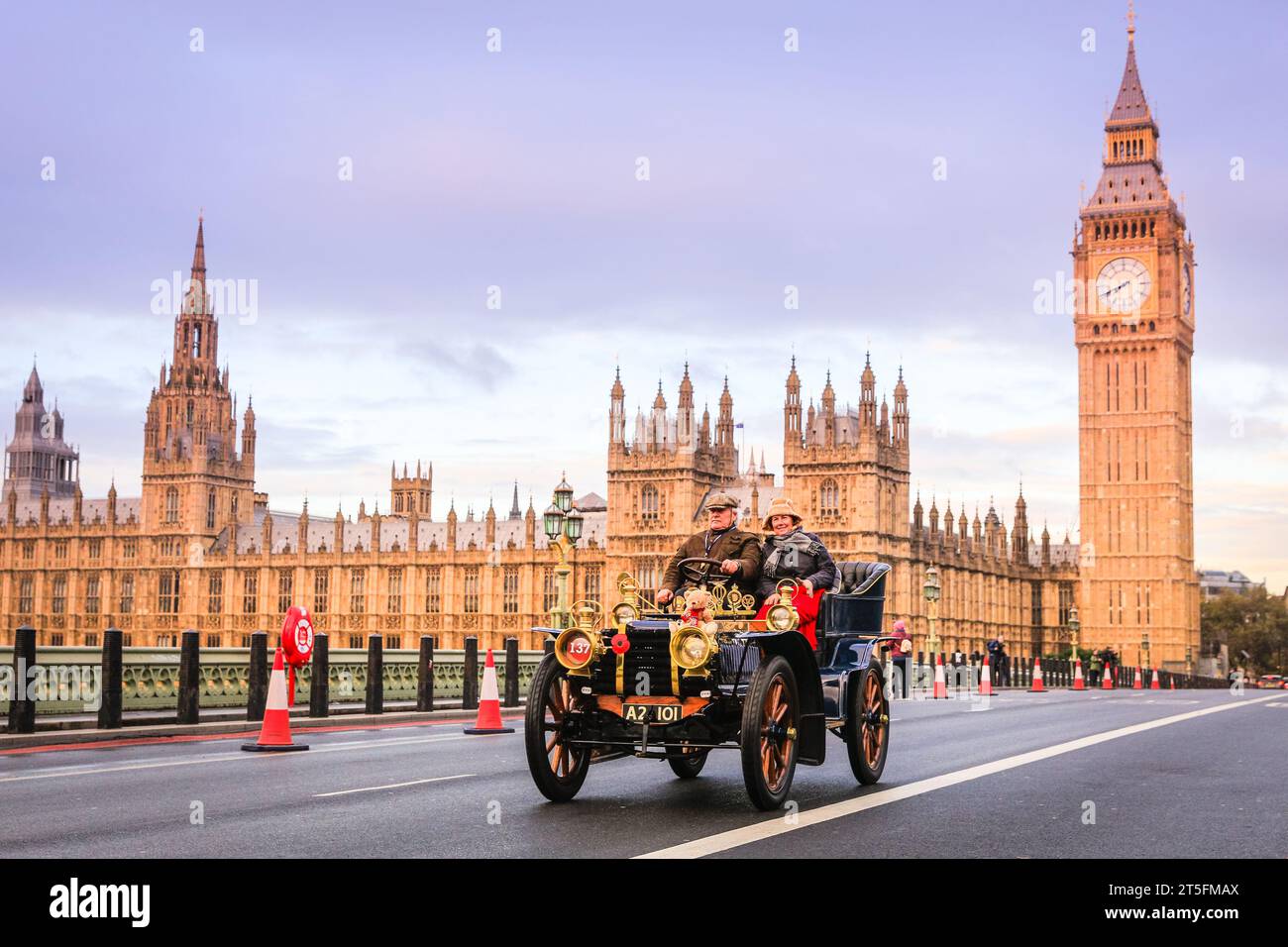 London, UK. 05th Nov, 2023. A 1902 De Dietrich on Westminster Bridge ...