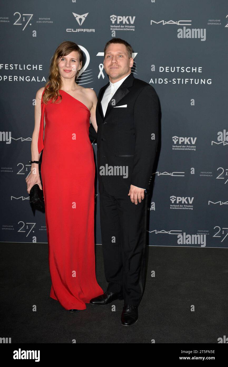Hanno Koffler mit Ehefrau Mia Maariel Meyer bei der Ankunft Operngala ...