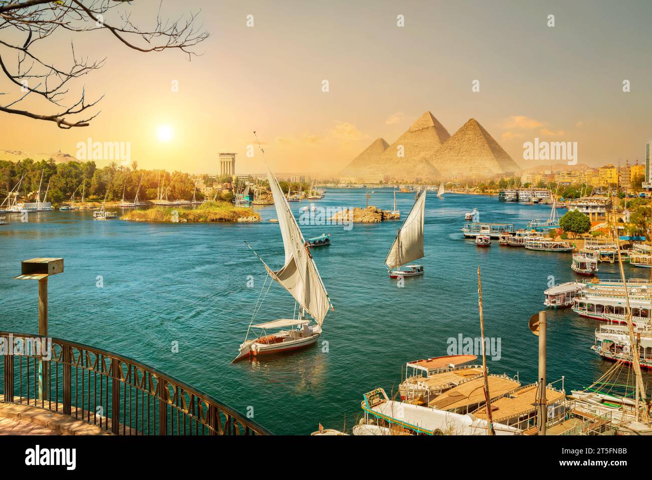 Ancient egyptian boats pyramids hi-res stock photography and images - Alamy